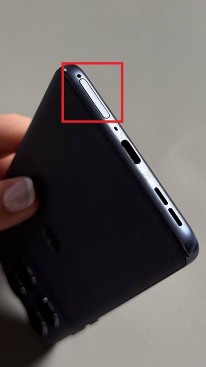 How to Insert a SIM Card into Your Motorola EDGE 60 Fusion | ManualsLib