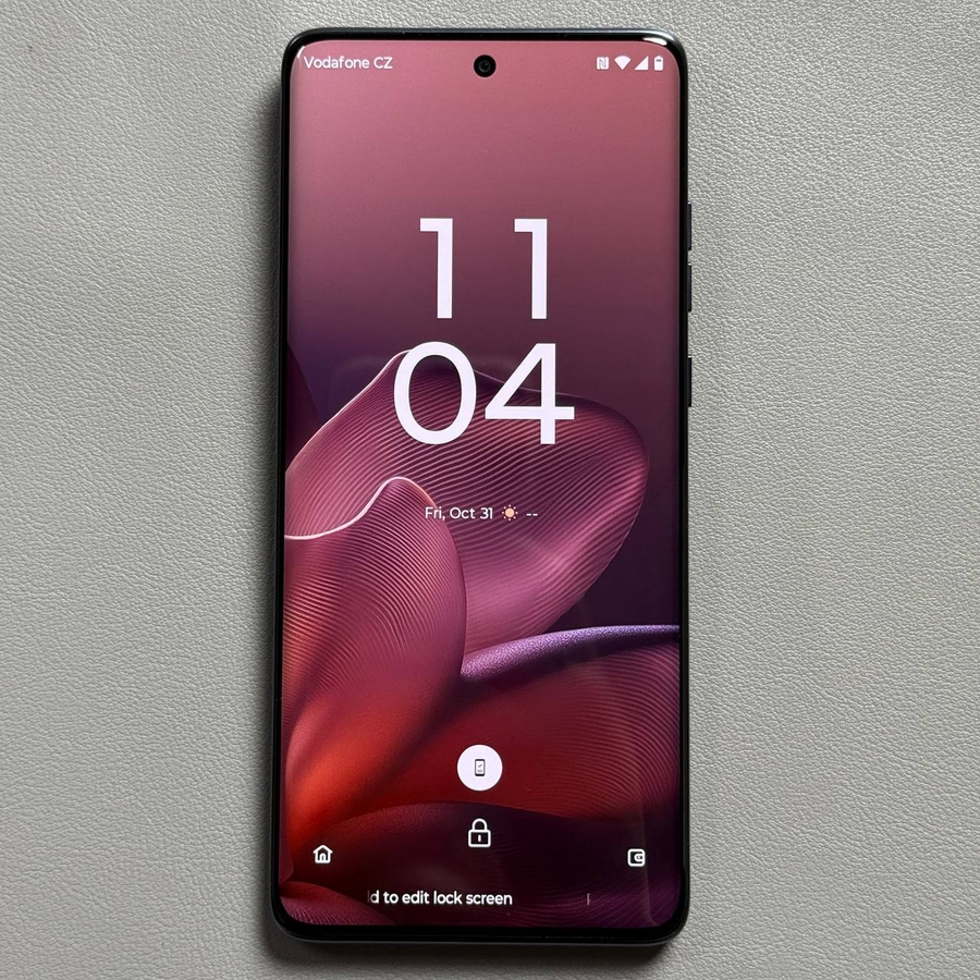 How to Lock Home Screen Layout on Motorola EDGE 60 Fusion | ManualsLib